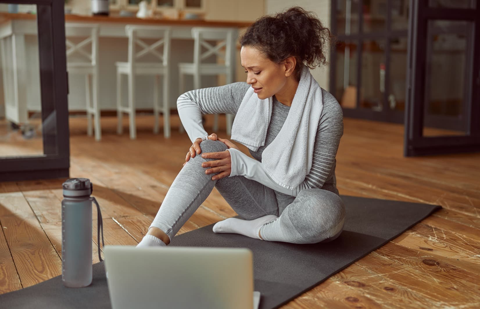 4 exercices quotidien pour soulager l’arthrose du genou | Dr Polle ...